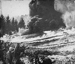 Francaj soldatoj faras gas- kaj flamatakon sur germanaj tranĉeoj en Flandrio, Belgio, dum WWI.