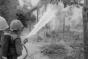 Pengendali penyembur api A.S. di Vietnam semasa Operasi Istana Baru -- berat dan saiz tangki bahan api menjadikan askar itu sangat terdedah kepada tembakan musuh, dan tentera terpaksa ditugaskan untuk melindunginya.