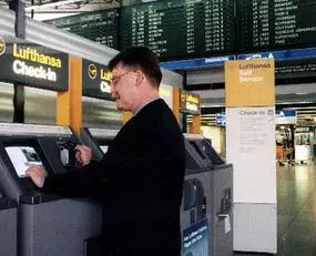 Ramai pelancong memilih untuk membeli tiket elektronik. Dalam sesetengah kes, penumpang dengan e-tiket boleh mendaftar masuk menggunakan mesin daftar masuk layan diri.