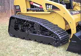 De rupsconfiguratie van de Caterpillar multifunctionele lader draagt het gewicht van de machine over op de grond via 48 verrijdbare contactpunten.