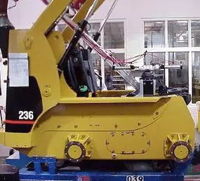 Operator robota sprawdza hydraulikę podczas testu cyklu termicznego.