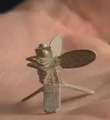 Un model al unei insecte zburătoare micromecanice care stă în palma mâinii unui cercetător din Berkeley