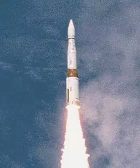 Un vehículo de carga útil lanzado desde el Campo de Misiles Kwajalein del Ejército en el Océano Pacífico central durante la Prueba de Vuelo Integrada 5 el 8 de julio de 2000. Esta prueba en particular no tuvo éxito.