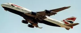 飛行中的波音 747：注意薄薄的矩形機翼結構和尾部的水平穩定器。