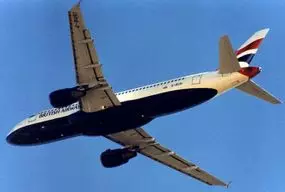 Airbus 320 gjatë fluturimit: Vini re se motorët janë ngjitur poshtë krahut me shirita.