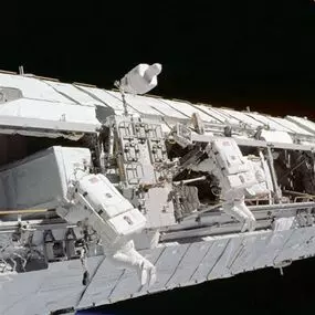 Astronot memasang tiang penopang, yang dikirim ke stasiun luar angkasa oleh Endeavour (STS113).