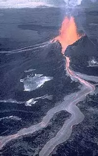 Un fluxo de lava efusivo de Pu`u`O`o Cone no volcán Kilauea en Hawai.