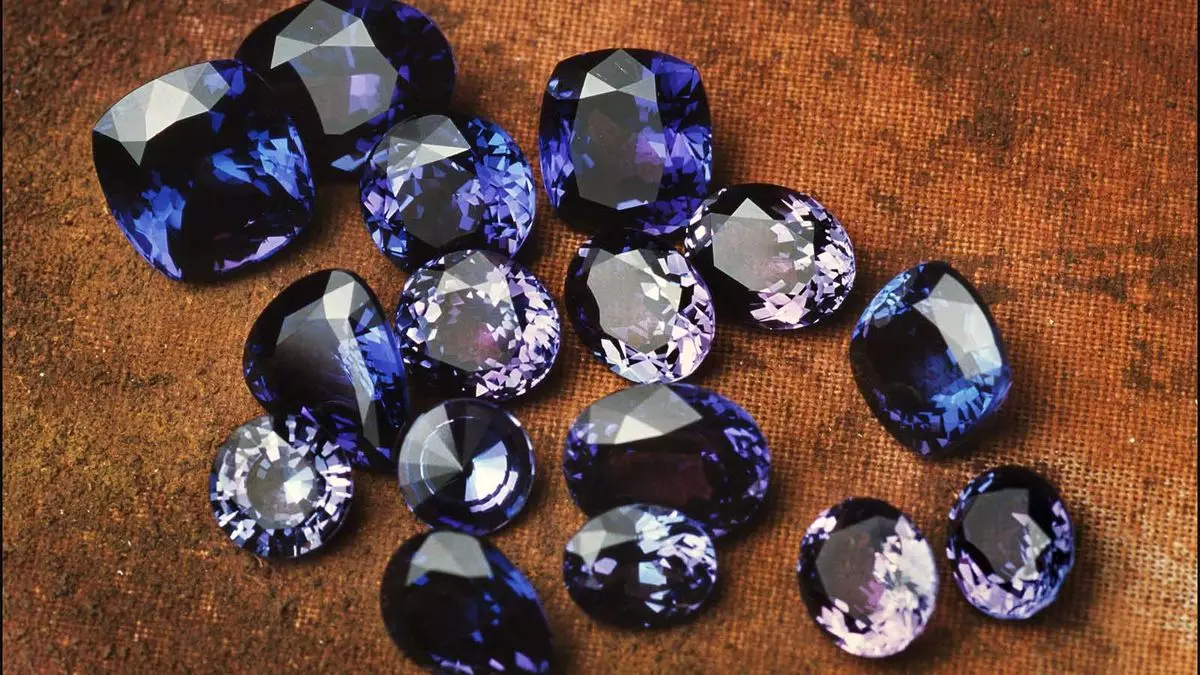 Tanzanite គឺជាពេជ្រពណ៌ខៀវពិតប្រាកដរបស់អាហ្វ្រិក