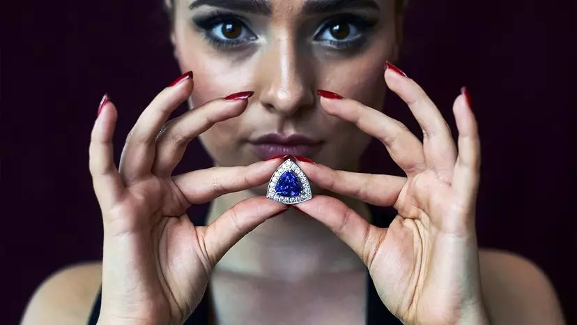 perhiasan tanzanite