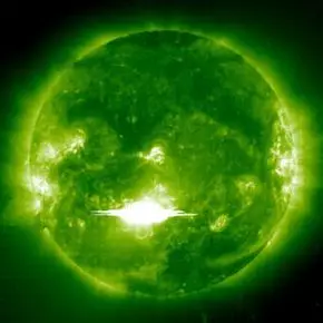 Suar matahari yang kuat meletus dari Sunspot 486 pada 28 Oktober 2003. Suar itu mengirim sinar-X bergerak dengan kecepatan cahaya menuju Bumi, menyebabkan badai radio di ionosfer.