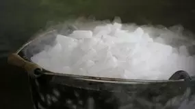 Гранулы сухого льда в ведре