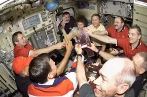 'Yan sama jannati da 'yan sararin samaniya na STS-105 toast tare da abubuwan sha na sararin samaniya.