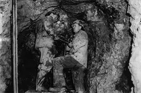 1 Julai 1947: Pelombong mencari uranium di pergunungan di utara Adelaide, Australia.