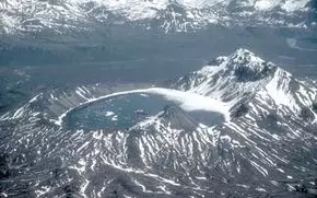 caldera ຢູ່ Kaguyak Volcano, ໃນ Alaska, ມີເສັ້ນຜ່າສູນກາງປະມານ 1.5 ໄມ (2.5 ກິໂລແມັດ).