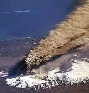 Ho foqoha seretse se chesang sa Plinian ho tloha Klyuchevskaya Volcano naheng ea Russia.