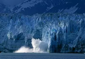 Hubbard-jökullinn kálfar í Alaska