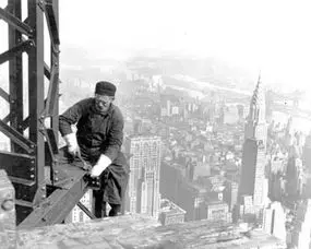 1930'da Empire State Binası'nın inşası sırasında bir çelik kiriş üzerinde inşaat işçisi