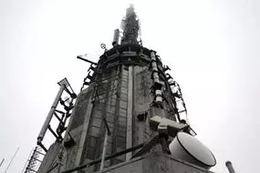 Yayın istasyonları için iletişim cihazları Empire State Binası'nın tepesinde yer almaktadır.