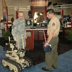 Maj. Michael Pottratz (L), vicedirektør for teknologi for bortskaffelse af eksplosive ammunition for U.S. Armament Research, Development and Engineering Center, forklarer SWORDS-robottens funktioner på en teknologikonference i 2008.