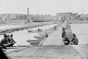Mosty pływające lub pontonowe (takie jak ten w Wirginii) były powszechnie używane w erze wojny secesyjnej.