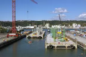 Os pontões geralmente são montados perto do local de construção da ponte e depois rebocados para o local. Aqui, os pontões flutuam para fora da bacia de fundição da Concrete Technology Corporation em Tacoma, Washington, em agosto de 2008.