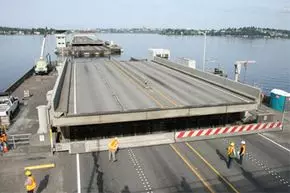 SR 520 köprüsü, teknelerin ve mavnaların yüzer köprüden geçmesine izin veren bir çekme aralığına sahiptir. Çekme aralığı gemilere kapalı ve sabah 5'ten akşam 21.00'e kadar araç trafiğine açık. banliyö trafiği nedeniyle hafta içi.