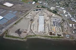 Một cây cầu thay thế cho cầu Evergreen Point đang được xây dựng. Đây là hình ảnh chụp từ trên không của cơ sở bể đúc Tổng hợp DOT / Kiewit của Bang Washington đang được xây dựng ở Aberdeen, Wash.