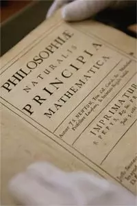 Pustakawan sing bungah banget nyekel salinan salah sawijining karya ilmiah paling penting sing wis ditulis, Principia.