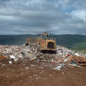 Escombraries que potser no es degraden durant mil·lennis amuntegades al comtat de Kaua'i, Hawaii.