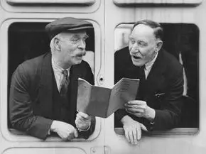 Zwei walisische Mitglieder des Männerchors des Great Western Railway Institute üben an Bord eines Eisenbahnwaggons. Das Singen in Chorgruppen etabliert ein Unterstützungssystem.