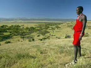 Un guerriero Masai osserva il paesaggio della Lewa Wildlife Conservancy in Kenya, una delle più antiche aree di occupazione umana.