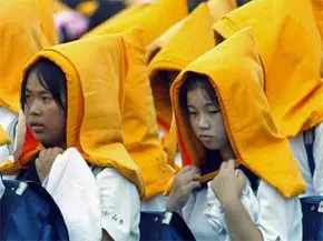 Դպրոցականները մասնակցում են 2004 թվականին Ճապոնիայում տեղի ունեցած աղետի ժամանակ անցկացվող զորավարժություններին: Զորավարժությունները, որոնց մասնակցում է մոտ 2 միլիոն մարդ, անցկացվում են ամեն սեպտեմբերի 1-ին՝ 1923 թվականի հզոր երկրաշարժի տարելիցին, որը Տոկիոյի տարածքում ավելի քան 140,000 մարդու կյանք խլեց: