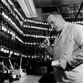 Isang perfumer noong 1950 kasama ang Lever Laboratories sa New Jersey sa proseso ng pagbuo ng isang pabango na idaragdag sa sabon.