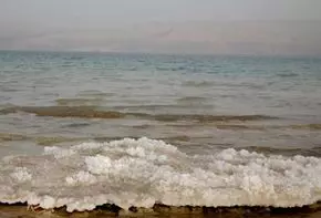 Gali Tibbon/AFP/Getty Images ប្រាក់បញ្ញើអំបិលនៅលើច្រាំងសមុទ្រ Dead Sea បង្ហាញពីការថយចុះកម្រិតទឹករបស់វា។