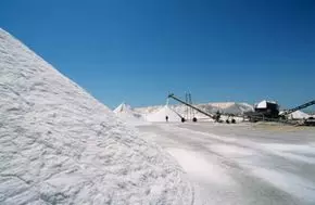 Andy Satiriou/Photodisc/Getty ImagesUna planta de refinación de sal cerca de Murcia, España