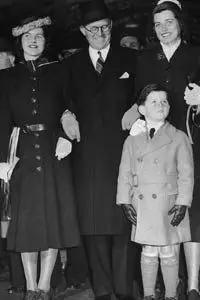 अमेरिकी राजदूत जोसेफ केनेडी आफ्ना तीन छोराछोरीसँग 1938 मा रोजमेरीको लोबोटोमी अघि। बायाँबाट दायाँ: रोजमेरी, जोसेफ, टेडी र युनिस।