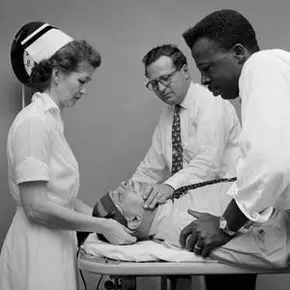 Desenvolvida na década de 1930, a eletroconvulsoterapia envolve a passagem de corrente elétrica pelo cérebro. Ele ainda é usado hoje para tratar os doentes mentais graves.