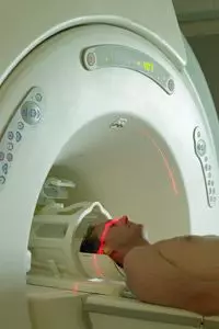 ເຄື່ອງ MRI ແນໃສ່ຄື້ນວິທະຍຸຢູ່ໃນຮ່າງກາຍ.