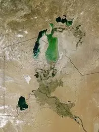 Tento letecký snímek ukazuje poškození Aralského jezera způsobené odklonem jeho vody.