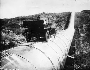 Bert Dingley conduit sa voiture le long d'une section de l'aqueduc de L.A. en 1914. Les tuyaux massifs détournaient l'eau vers la ville.