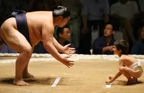 Cén duine sa fáinne seo a bheidh níos deacra a bhogadh? An wrestler sumo nó an buachaill beag?