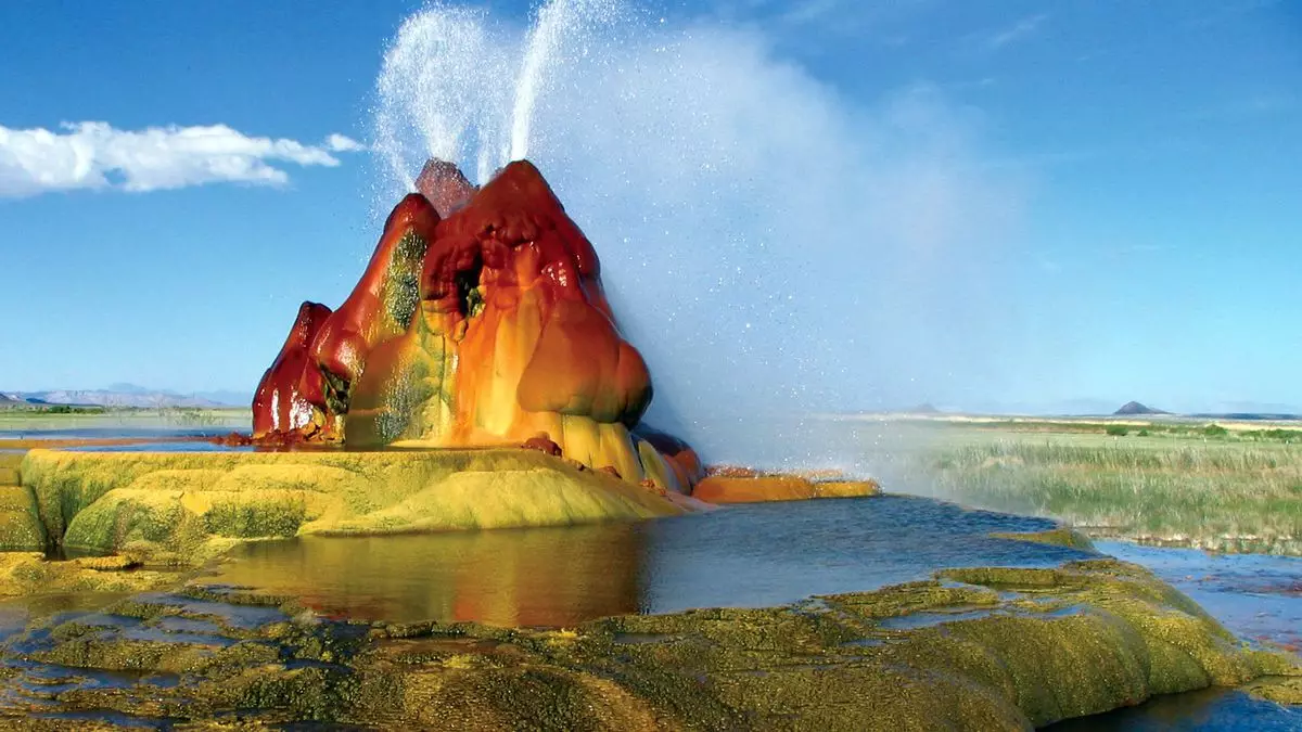 نېۋادانىڭ Fly Geyser بولسا ئادەم ياسىغان ئاجايىپ ئىش