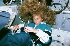 Astronautin Marsha Ivins schläft an Bord des Shuttles Atlantis.