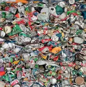 Zerdrückte Dosen warten darauf, recycelt zu werden.