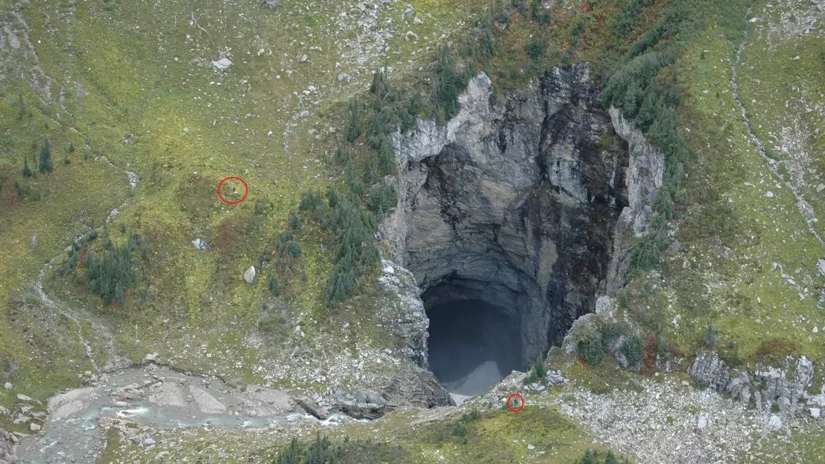 Gigantic Undiscovered Cave Natagpuan sa British Columbia