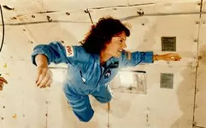 Christa McAuliffe trénuje na mikrogravitáciu na palube NASA KC-135