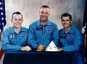Apollon 1 fojiasida halok bo'lgan astronavtlar Edvard Uayt, Virjil Grissom va Rojer Chaffi.
