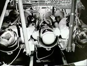 Tidak ada banyak ruang siku di modul perintah Apollo selama lepas landas dan mendarat.