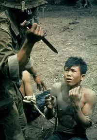 Un parachutiste vietnamien menace un soldat présumé du Viet Cong avec une baïonnette lors d'un interrogatoire en 1962.