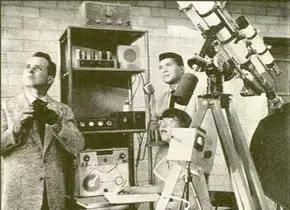 У 1950-х роках Джордж Хант Вільямсон (ліворуч) нібито отримував радіозв'язок від інопланетян. Він був однією з найвпливовіших фігур контактерського руху.